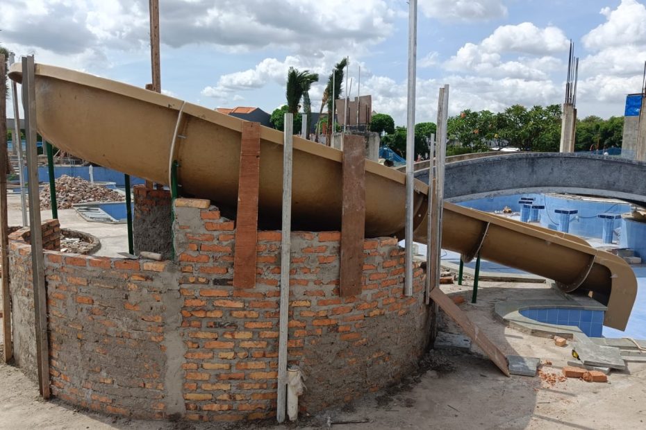 Cara Memasang Seluncur Fiberglass untuk Kolam Renang